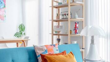 Apartamento Básico | Sala de estar | Televisor, aparelhagem