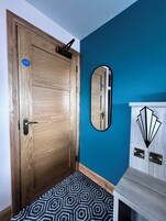 Escrivaninha, ferros/tábuas de passar roupa