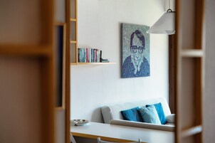 Uma sala de estar moderna com sofá, mesa de centro e estante.