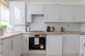 Apartamento básico | Cozinha privada | Geladeira, micro-ondas, fogão, cooktop