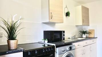 Apartamento | Cozinha privada | Um frigorífico, um micro-ondas, um forno, uma placa de cozinha