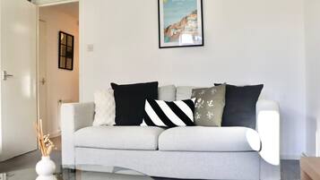 Apartamento | Sala de estar | TV de ecrã plano