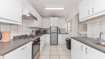 Apartamento básico | Cozinha privada | Geladeira, micro-ondas, fogão, cooktop