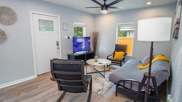 Casa (3 Bedrooms) | Área de estar | TV 50 polegadas com canais digitais