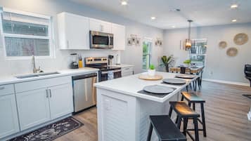 Casa (3 Bedrooms) | Cozinha privada | Micro-ondas, fogão, cooktop, lava-louças
