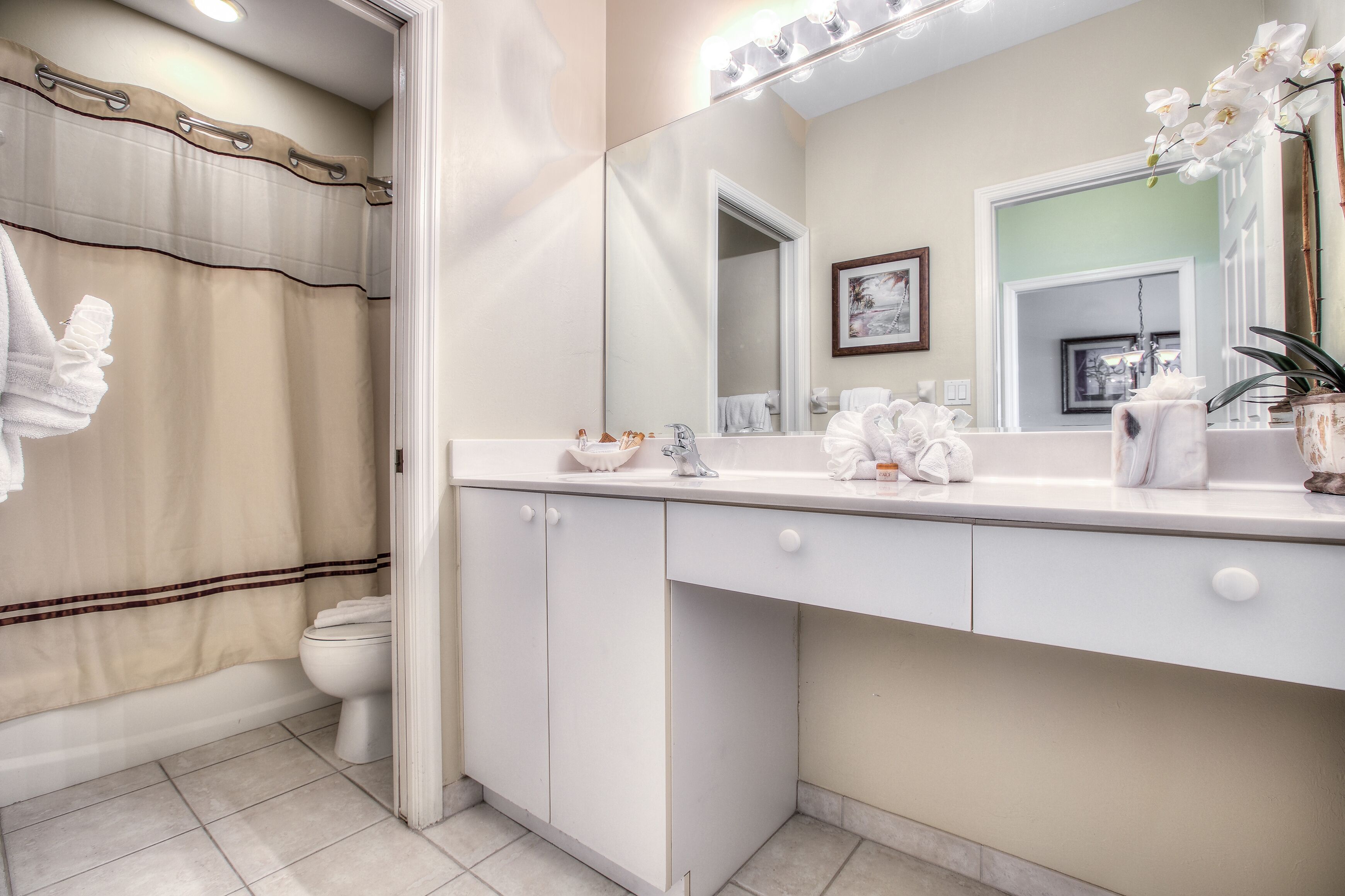 Serene Island Getaway: Spacious Suites W/ Balconies & Pool Access - Estero, FL