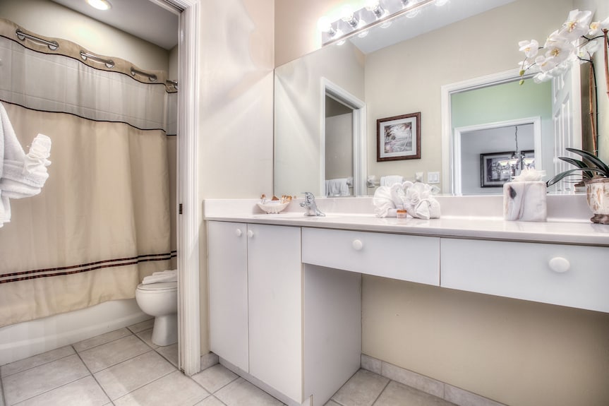 Serene Island Getaway: Spacious Suites W/ Balconies & Pool Access - Estero, FL