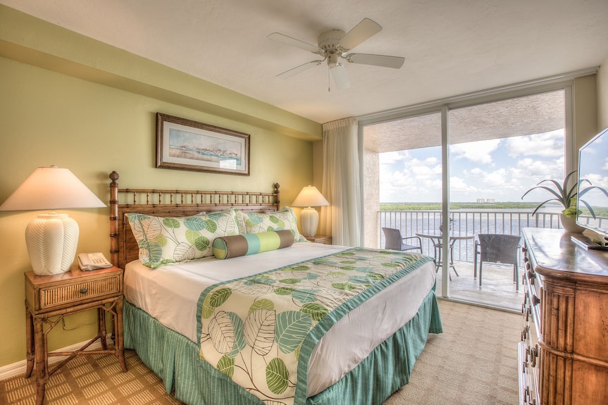 Island Escape: 2 Spacious Units W/ Full Kitchen & Pool Access - Fort Myers Beach, FL