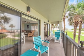 Apartamento em Condomínio Fechado, 1 cama king-size (Land's End 8-201 Beach Front - Premie) | Terrenos do alojamento