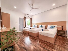 Quarto Triplo Deluxe | Cofre no quarto, com mobília individualizada, secretária 