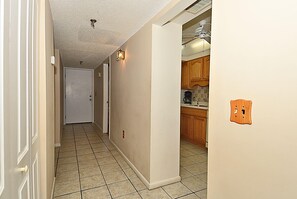 Apartamento em Condomínio Fechado, várias camas (Villa Madeira 204 - Premier) | Interior