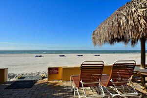 Apartamento em Condomínio Fechado, várias camas (Villa Madeira 307 - Premier) | Praia | Na praia 