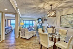 Apartamento em Condomínio Fechado, várias camas (Villa Madeira 406) | Restaurantes