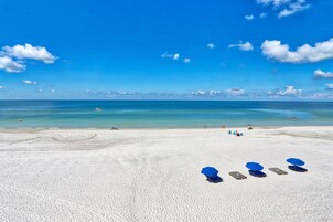 Apartamento em Condomínio Fechado, várias camas (Villa Madeira 406) | Praia | Na praia 