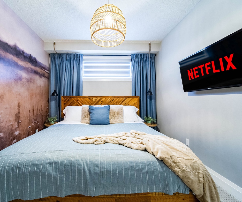 Stunning Suite-hot Tub-kingbed-fireplace-mins-yeg - カナダ エドモントン