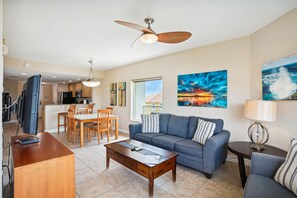 Apartamento em Condomínio Fechado, várias camas (Crystal Palms 401) | Sala de estar