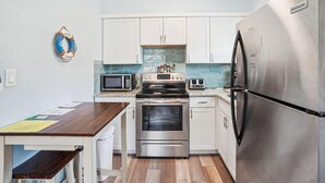 Apartamento, 1 cama King e sofá-cama (Upham Beach Inn - #9 1BR Suite) | Cozinha privada
