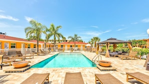 Apartamento, 1 cama King e sofá-cama (Upham Beach Inn - #9 1BR Suite) | Piscina