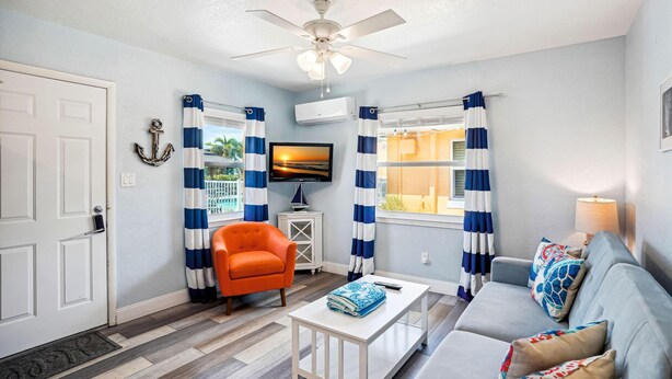Apartamento, 1 cama King e sofá-cama (Upham Beach Inn - #9 1BR Suite) | Área de estar