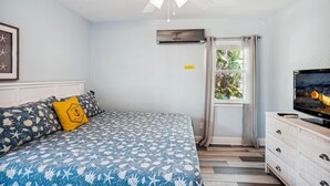 Apartamento, 1 cama King e sofá-cama (Upham Beach Inn - #9 1BR Suite)