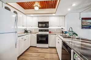 Apartamento em Condomínio Fechado, várias camas (Sand Castle II #2901- Premier) | Cozinha privada | Um forno, uma torradeira 
