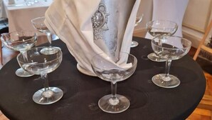 Uma mesa com uma garrafa de champanhe e copos.