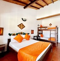 Quarto Quádruplo Comfort | Roupa hipoalergénica, secretária 