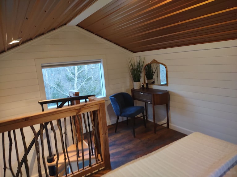 The Nest, Reconnect With That Special Someone In Our Charming Birdhouse! - 케이브