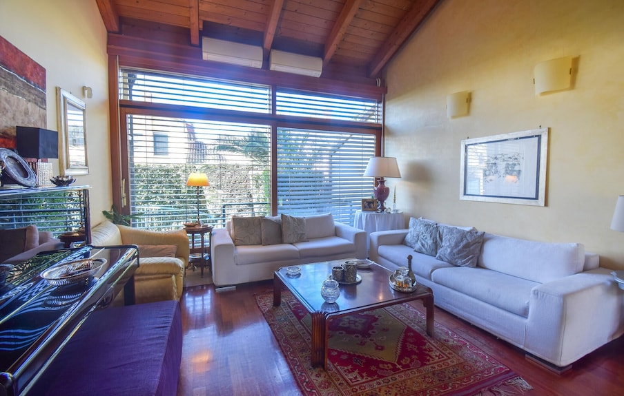 6 Bedroom Amazing Home In Roma - Villa Verde