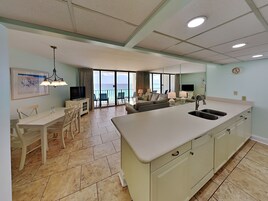 Apartamento em Condomínio Fechado, várias camas, varanda, vista para o oceano (#910 - No Pets) | Cozinha privada | Uma cafeteira/bule, um frigorífico, um micro-ondas, um forno
