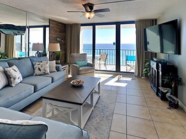 Apartamento em Condomínio Fechado, várias camas, varanda, vista para o oceano (#911 - No Pets) | Sala de estar | Televisor de ecrã plano de 42 polegadas com canais por cabo, televisor