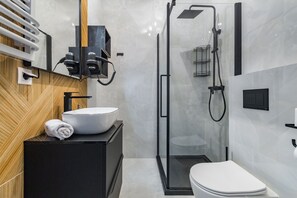 Apartamento Comfort | Casa de banho | Um polibã, um chuveiro fixo 