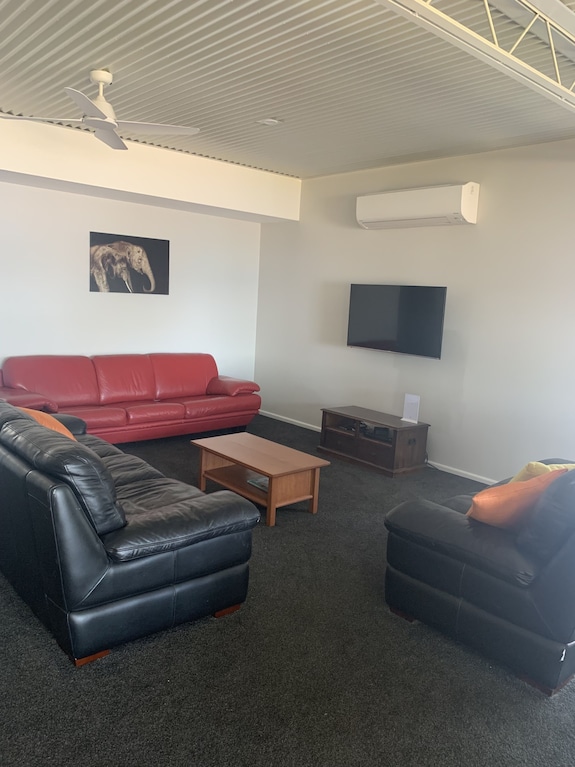 Private Property On The Hume Weir - Waterfront Access. Family And Pet Friendly - Albury