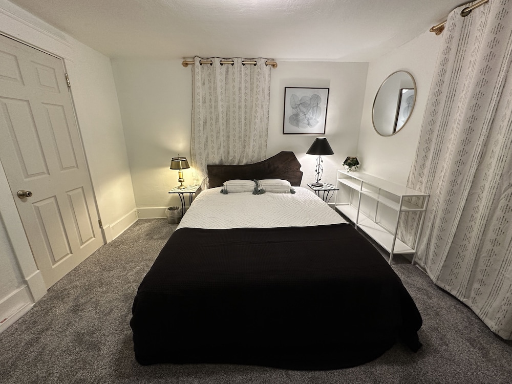 Fireside Retreat, Place To Stay In Warren Ohio, Sleeps 8 - Lake Milton, OH