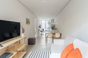 Apartamento Superior | Sala | Televisor de 40 polegadas com canais digitais 