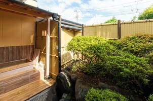 Quarto Deluxe, não fumadores, vista para o jardim | Casa de banho | Uma combinação polibã/banheira, banheira de água mineral 
