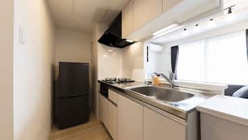 Apartamento | Cozinha privada | Um frigorífico/congelador grande, um micro-ondas, uma placa de cozinha