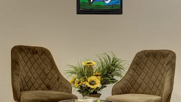 Suite-Estúdio Executiva | Sala de estar | Televisor de ecrã plano de 40 polegadas com canais por cabo
