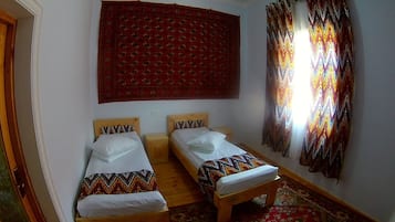 Quarto Twin Standard | Secretária, Wi-fi grátis, roupa de cama fornecida
