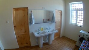 Quarto Quádruplo Standard, Vista para a cidade | Casa de banho | Um polibã, um chuveiro fixo, um secador de cabelo (mediante pedido) 