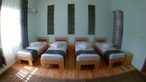 Quarto Quádruplo Standard, Vista para a cidade | Secretária, Wi-fi grátis, roupa de cama fornecida 