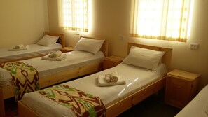 Quarto Quádruplo Standard, Vista para a cidade | Secretária, Wi-fi grátis, roupa de cama fornecida 