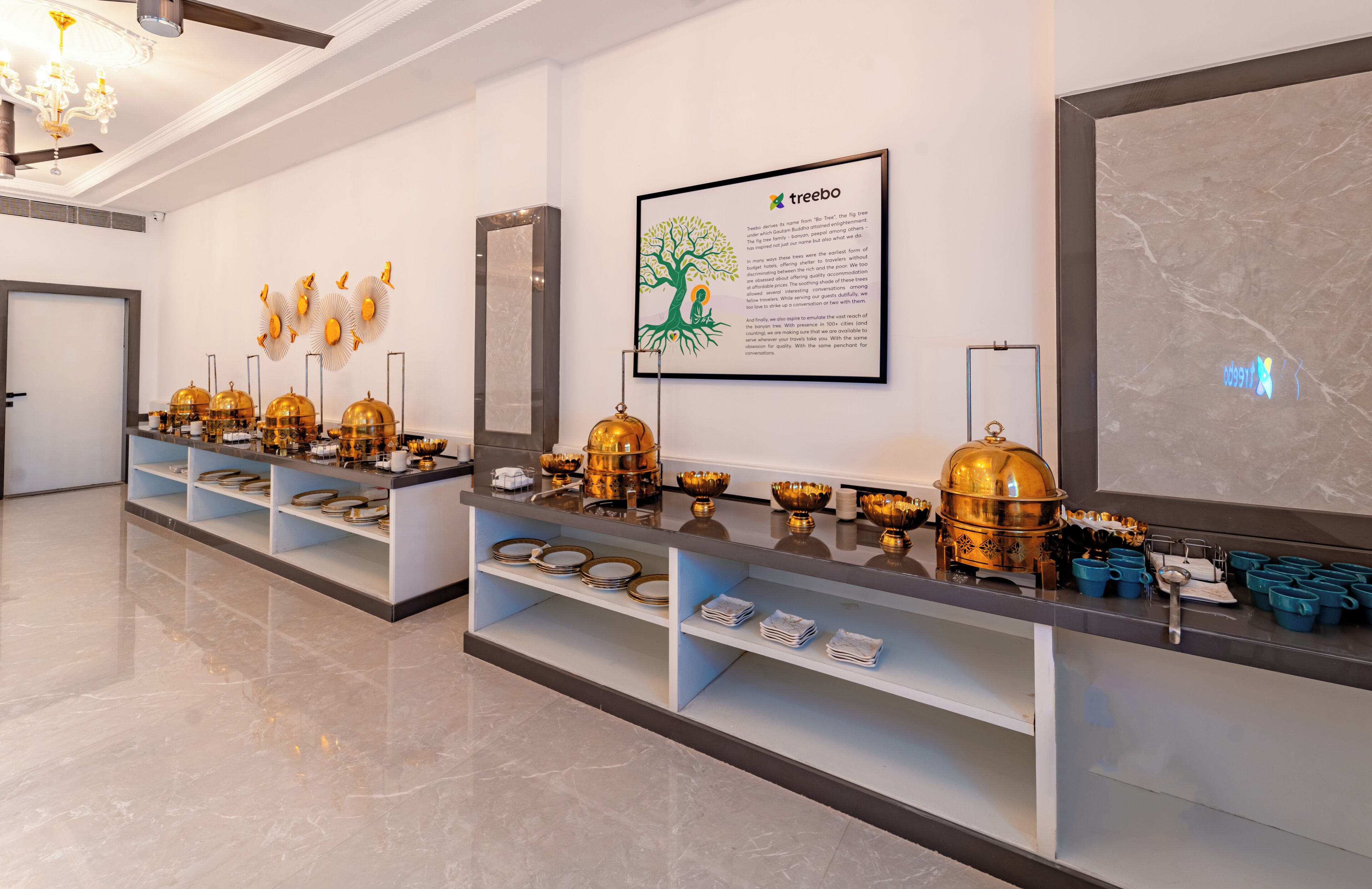 Uma área de buffet com uma variedade de pratos e utensílios expostos em prateleiras.