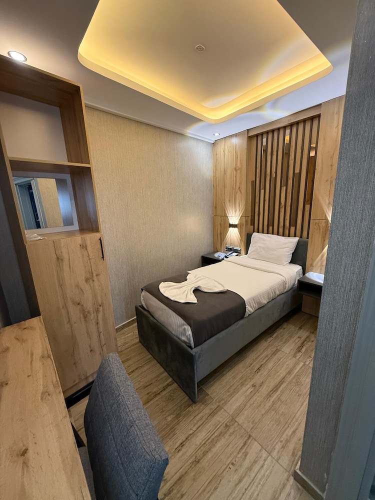 World Say Hotel - Van