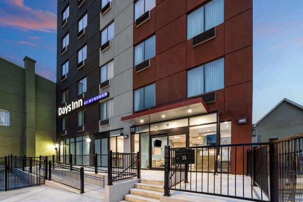 Days Inn By Wyndham Staten Island - Staten Island