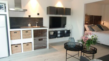 Apartamento | Cozinha privada | Um frigorífico, um micro-ondas, uma placa de cozinha 