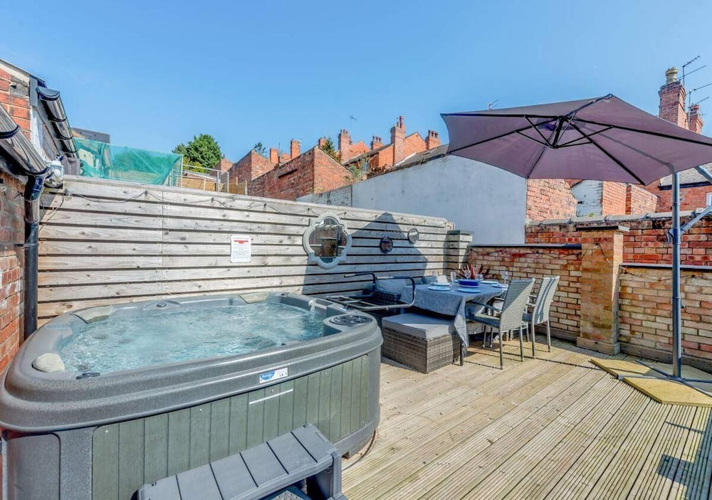 Luxury Lincoln Home - Sleeps 8 - Hot Tub - Pets - Lincoln