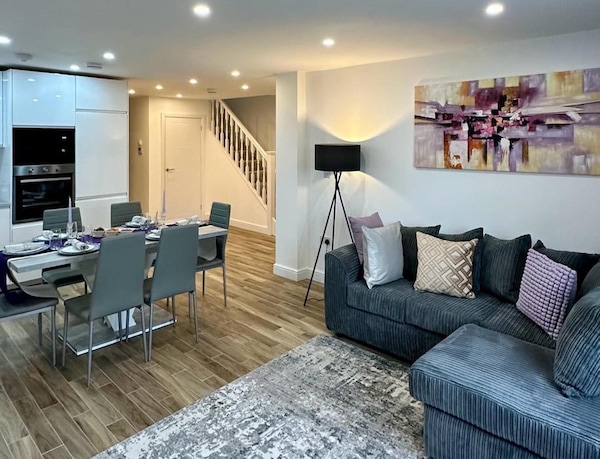 House In Croydon Welcomes You To Comfort And Style - London
