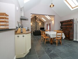 Um frigorífico, uma máquina de lavar louça, uma chaleira elétrica 