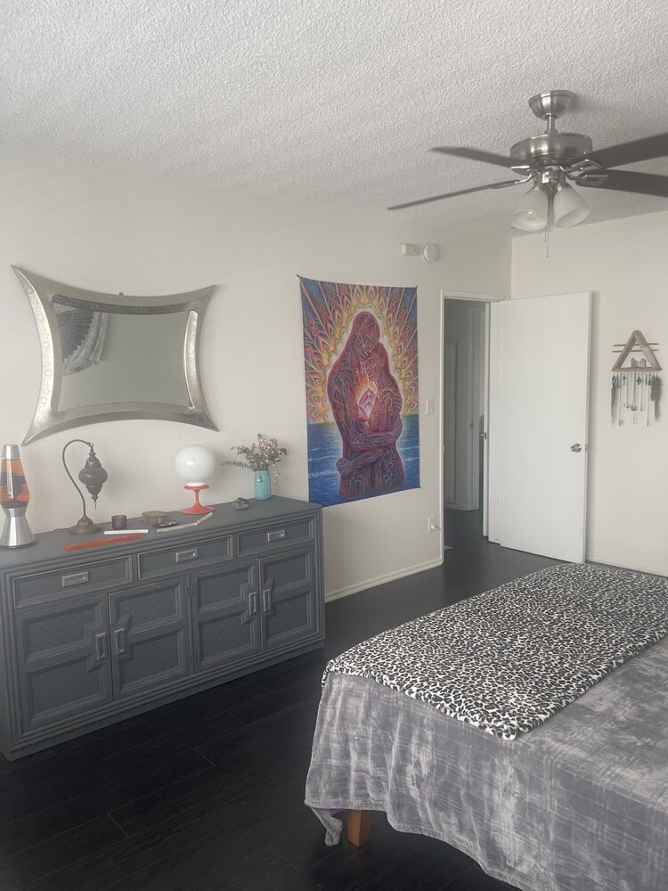 Apt In The Heart Of Franklin Village Walking Distance To Griffith Park! - Hollywood, CA